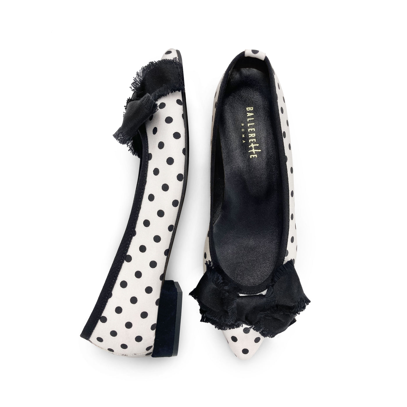 Ballerines à bout pointu blanches et noires à pois en tissu avec nœud